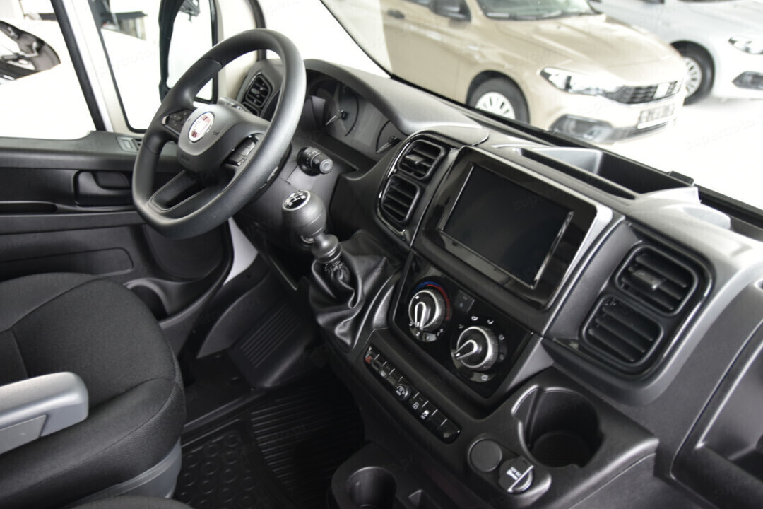 Fiat Ducato 2023 vs Peugeot Boxer 2023. Porównanie bliźniaczych furgonów