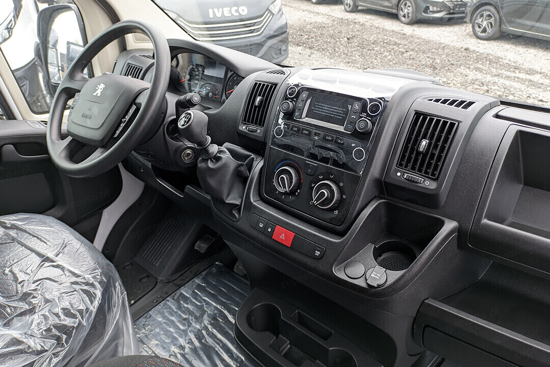 Fiat Ducato 2023 vs Peugeot Boxer 2023. Porównanie bliźniaczych furgonów