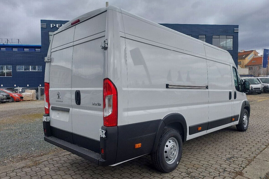 Fiat Ducato 2023 vs Peugeot Boxer 2023. Porównanie bliźniaczych furgonów