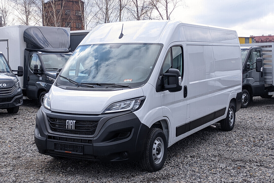 Fiat Ducato 2023 vs Peugeot Boxer 2023. Porównanie bliźniaczych furgonów