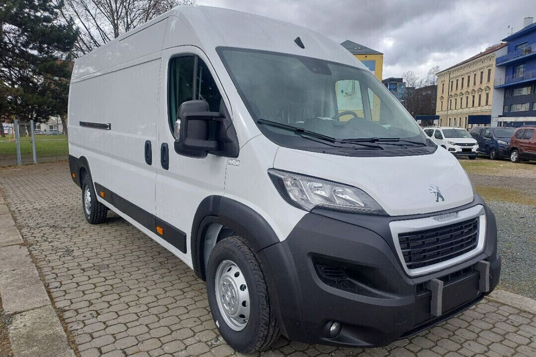 Fiat Ducato 2023 vs Peugeot Boxer 2023. Porównanie bliźniaczych furgonów