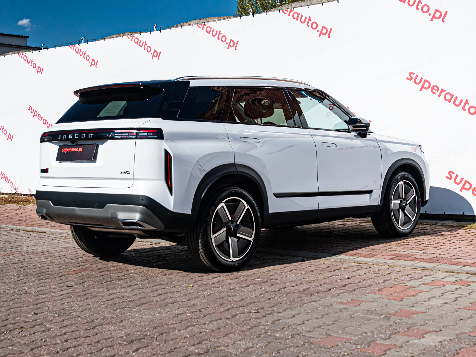 Porównanie: Jaecoo J7 vs Range Rover Evoque 2024. Nietypowe zestawienie