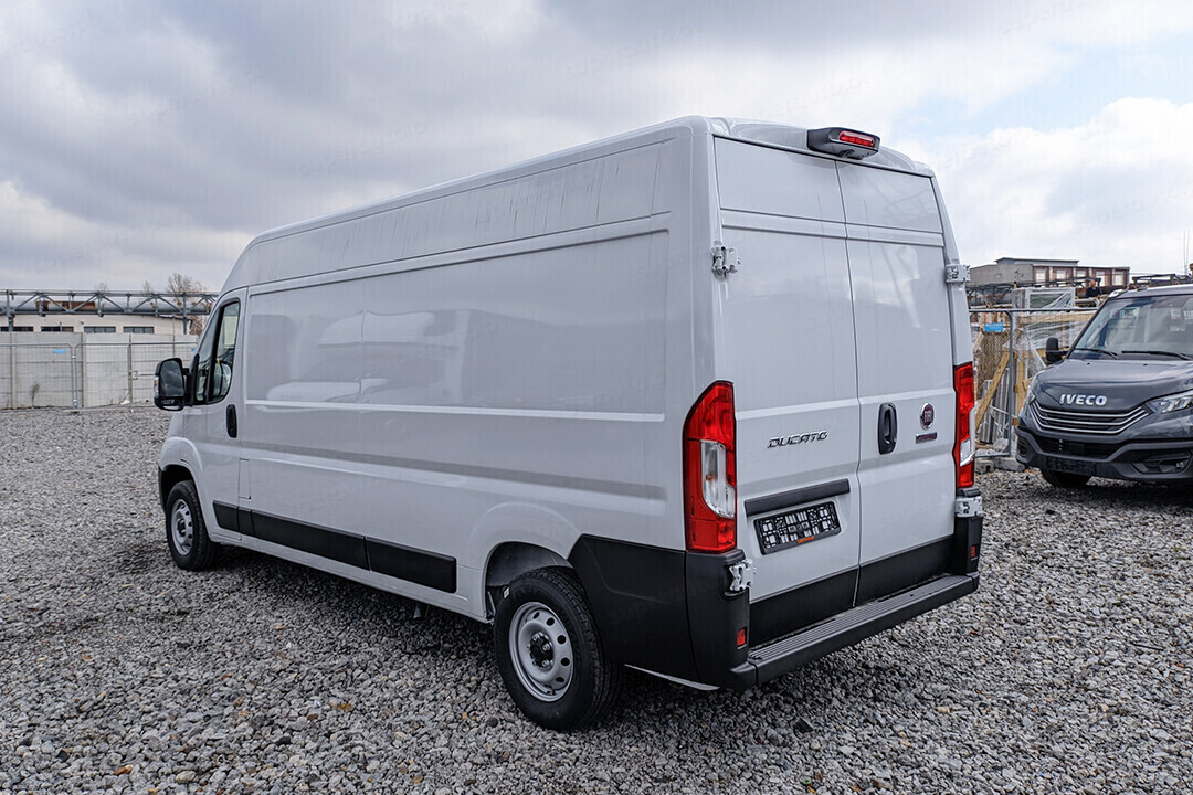 Fiat Ducato 2023 vs Peugeot Boxer 2023. Porównanie bliźniaczych furgonów