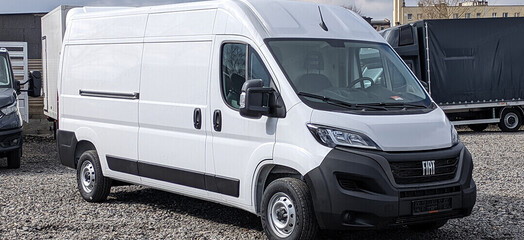 Fiat Ducato 2023 vs Peugeot Boxer 2023. Porównanie bliźniaczych furgonów