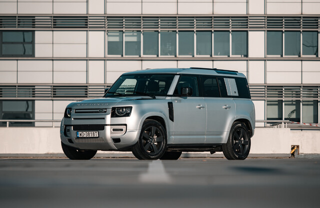 TEST: Land Rover Defender 110 3.0D R6 250 KM. Na działkę w smokingu