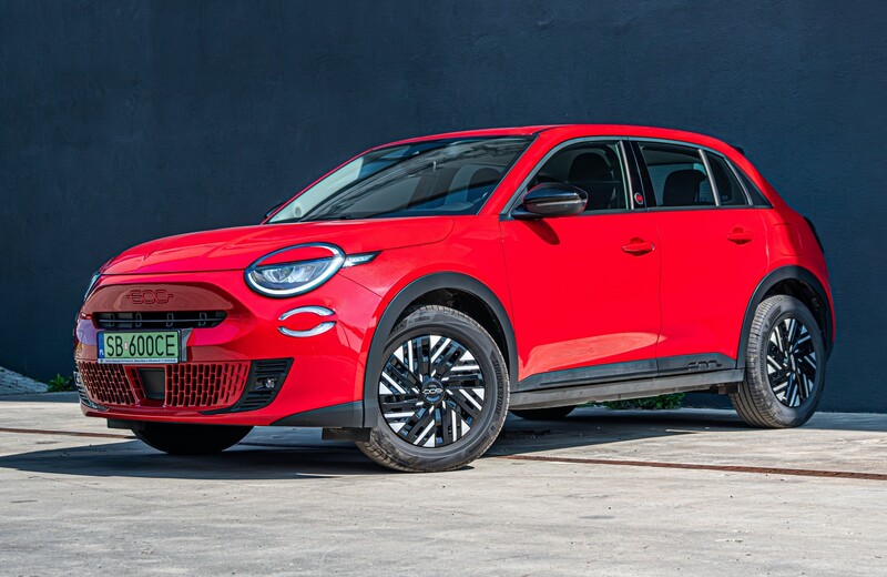 TEST: Fiat 600e RED – Seicento które kupujemy oczami