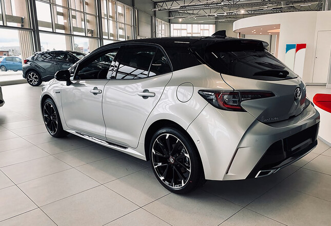 Toyota Corolla GR Sport + Dynamic 2.0 Hybrid Dynamic Force 180 KM e-CVT ...